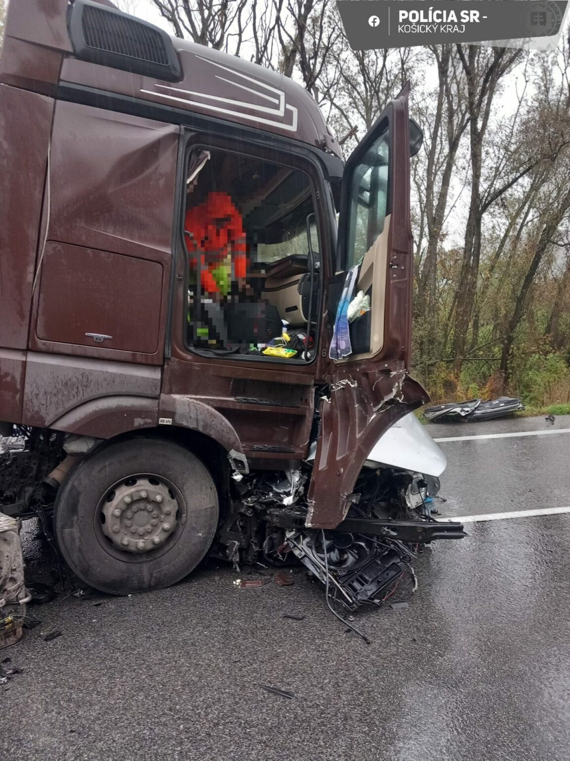V dôsledku vážnej dopravnej nehody bola cesta neprejazdná (FOTO ...