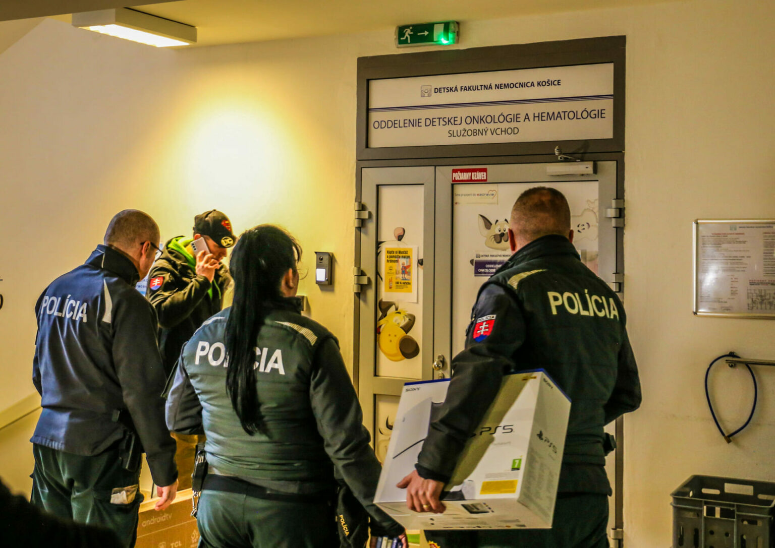 Ježisko v uniforme: Policajti v Košiciach darovali darčeky deťom na ...
